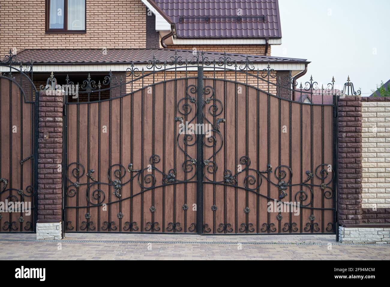 Doorway entrance gate courtyard hi-res stock photography and images - Alamy