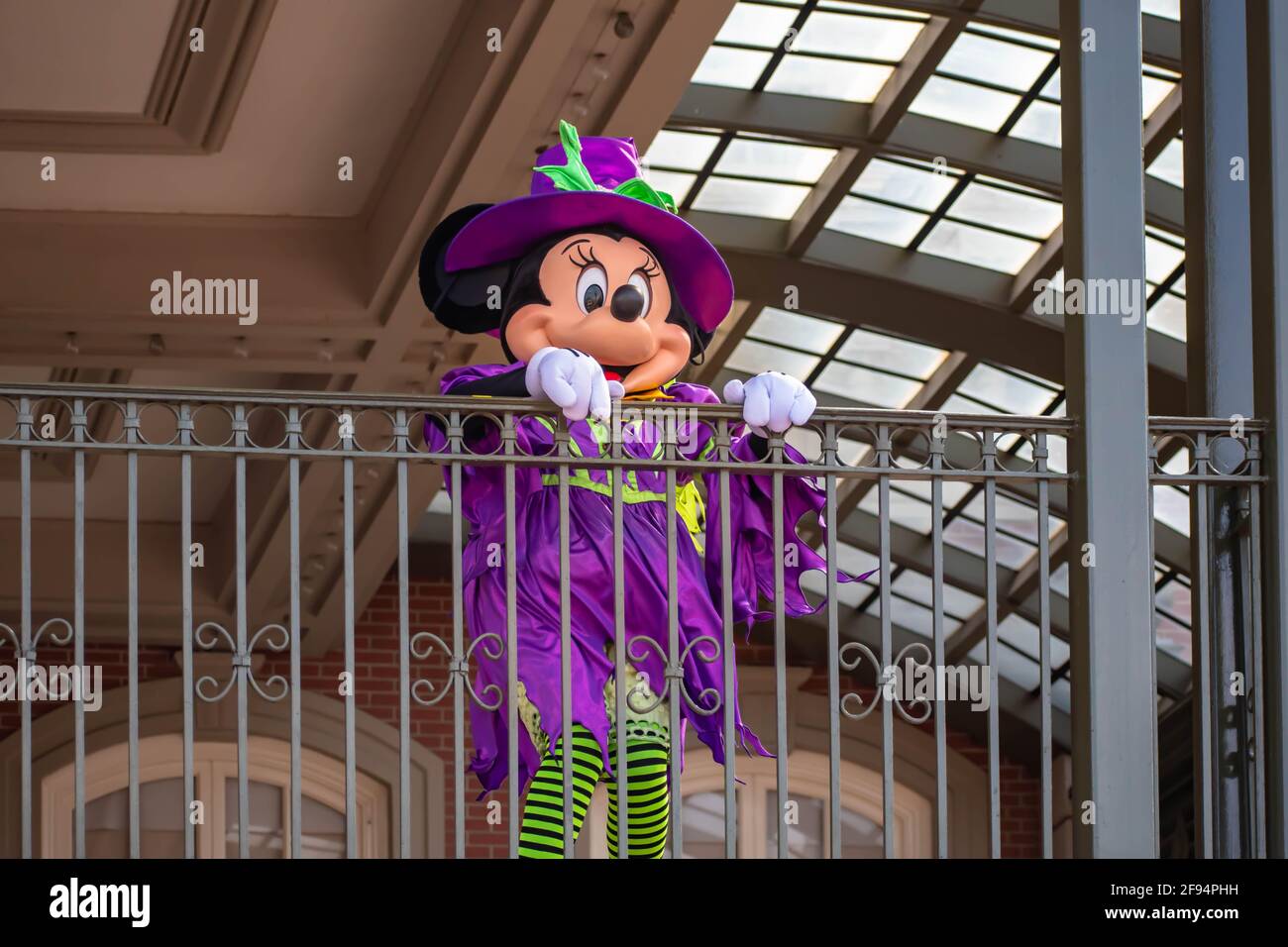 Minnie Mouse Waving Hi