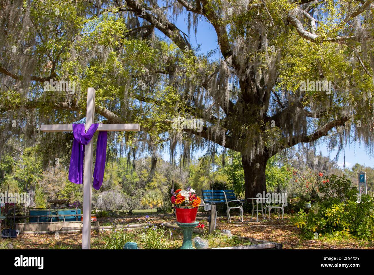 Easter draped cross hi-res stock photography and images - Alamy