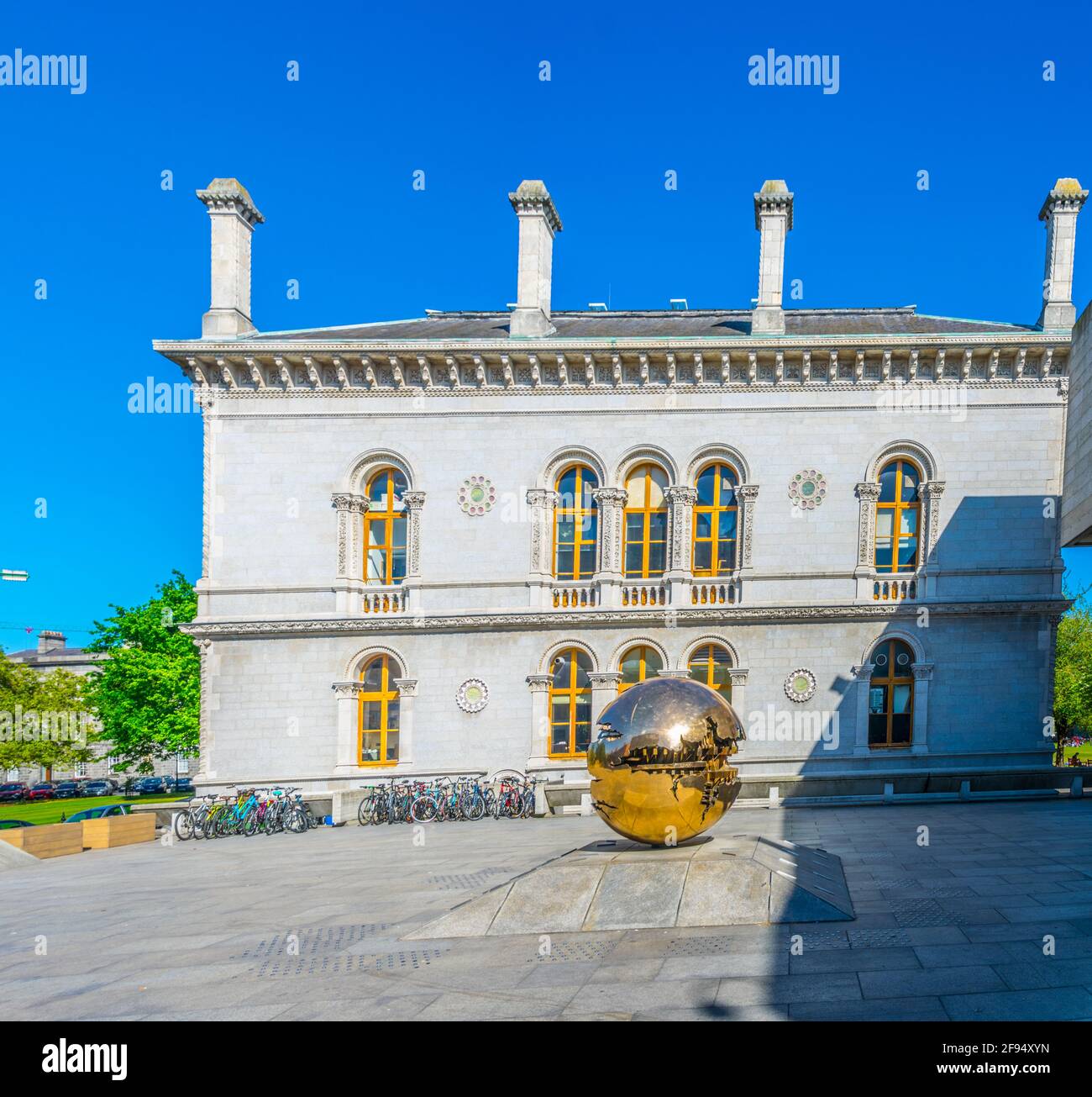 View of a building inside of the trinity college campus in Dublin, ireland Stock Photo - Alamy