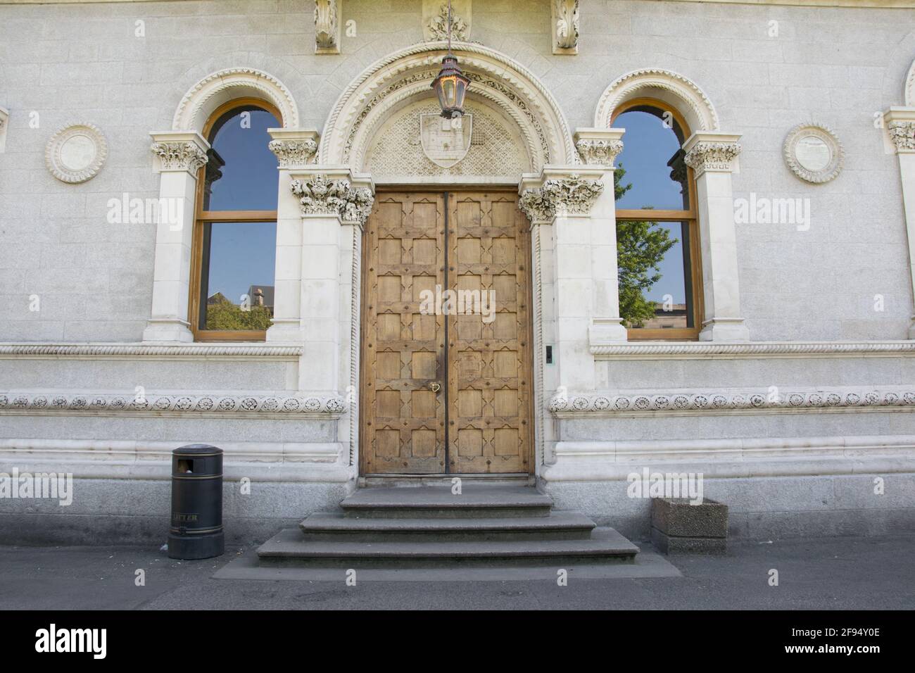 View of a building inside of the trinity college campus in Dublin ...
