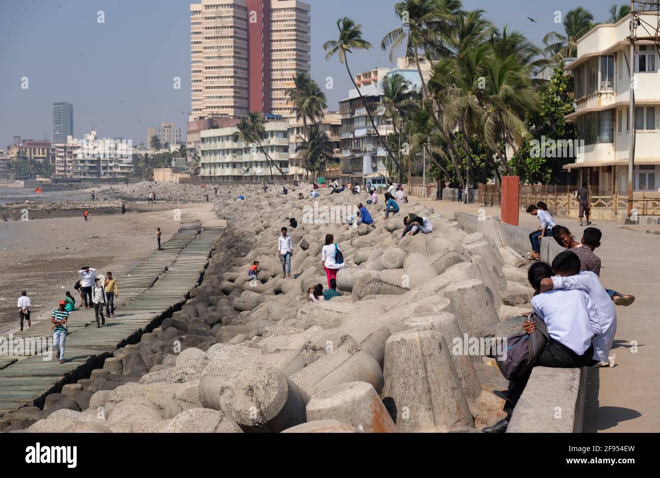 Meeting point for young couples at Mahim Bay beach in Mumbai ...