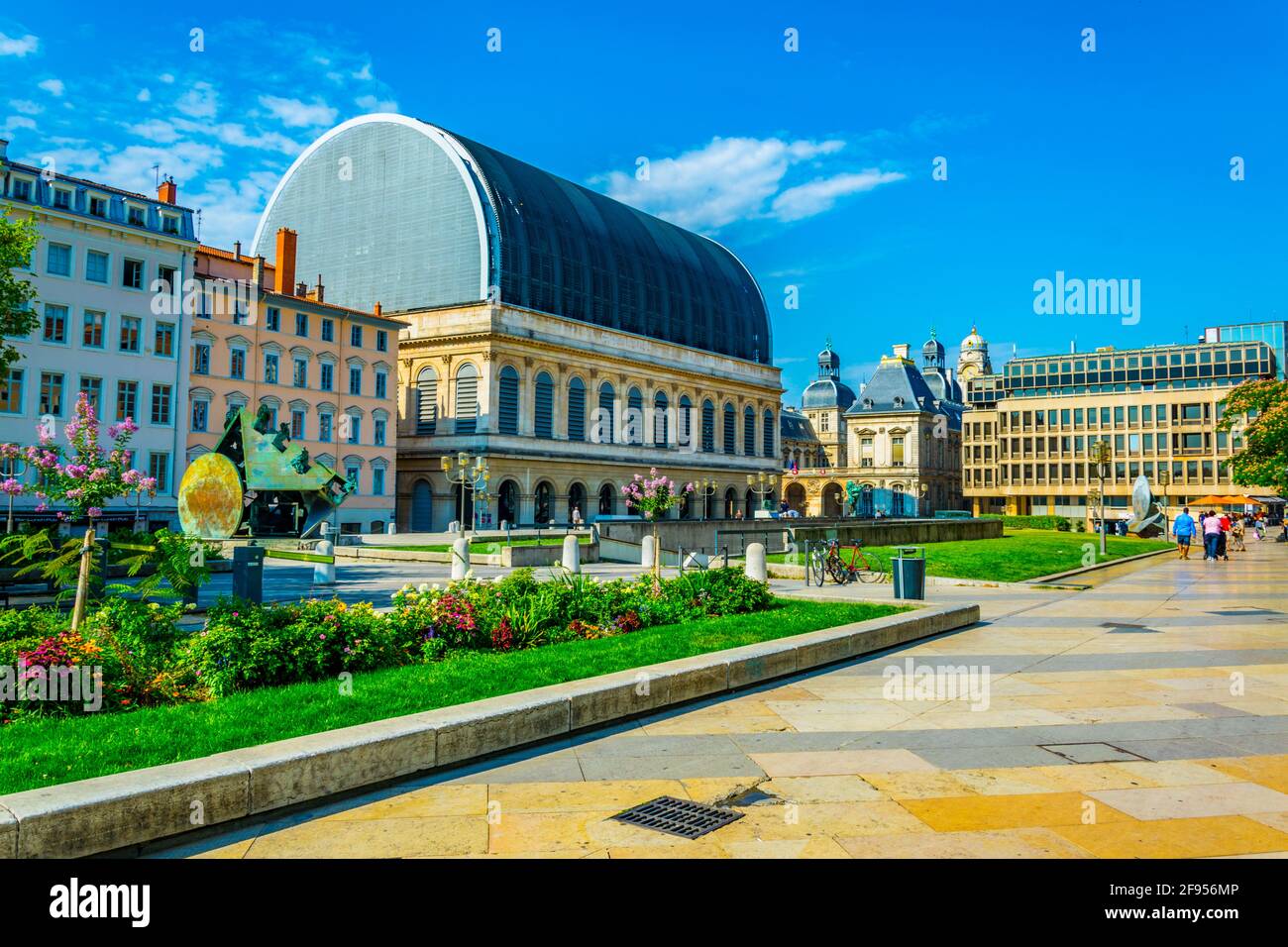 Municipal opera house and town hall hi-res stock photography and images ...