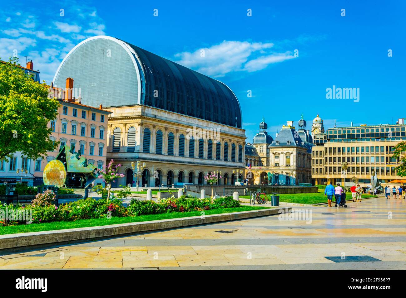 Municipal opera house and town hall hi-res stock photography and images ...