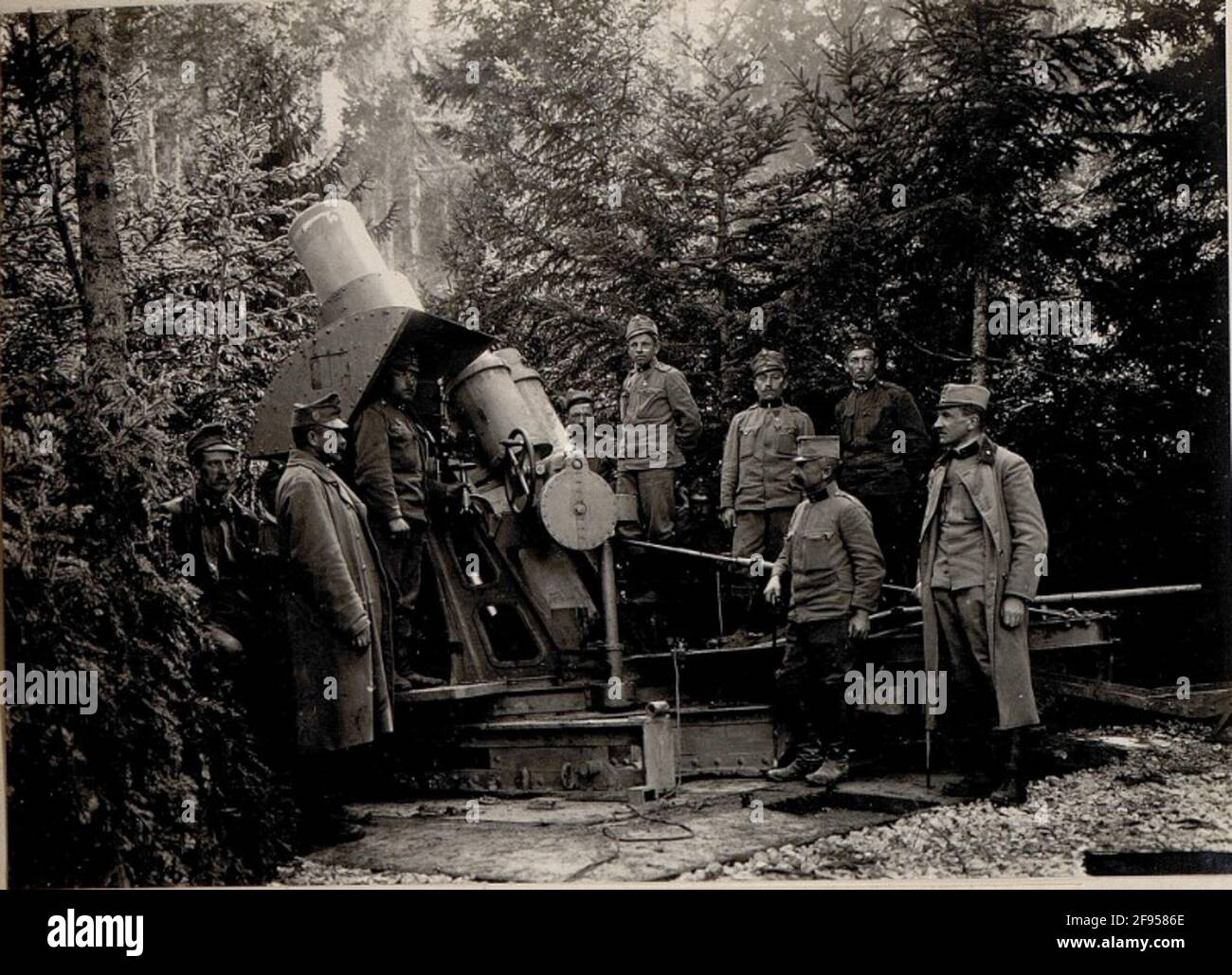 Lavaroneplateau.30.5cm mortar in fire position Stock Photo - Alamy