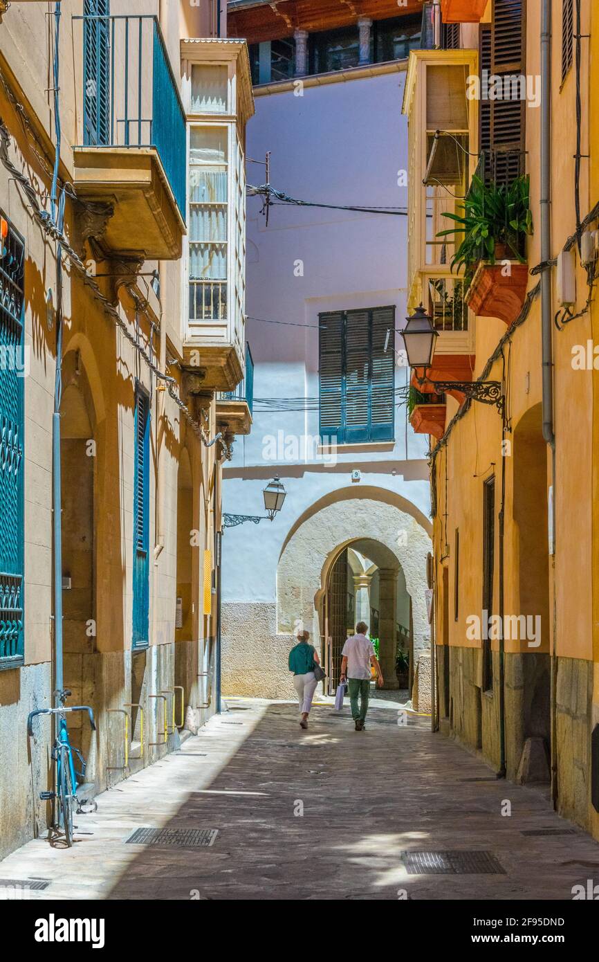 Alley in the historic town center of palma de majorca hi-res stock ...