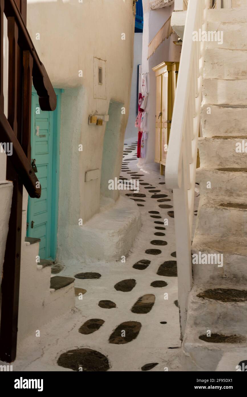 Narrow stone walkways of Greek Island of Mykonos Stock Photo - Alamy