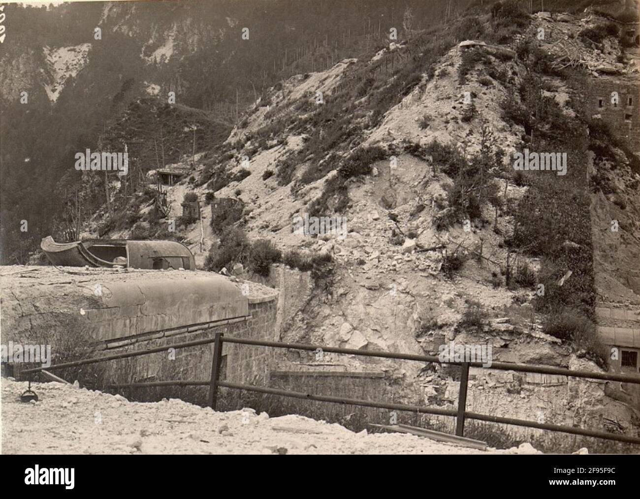 Fort Hensel: Through a hit destroyed armor couple of 12 cm m.8. Cannon ...