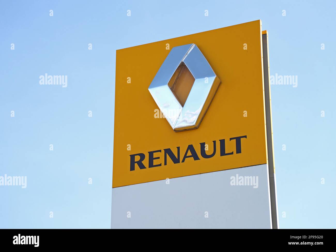 Renault car shop Stock Photo - Alamy
