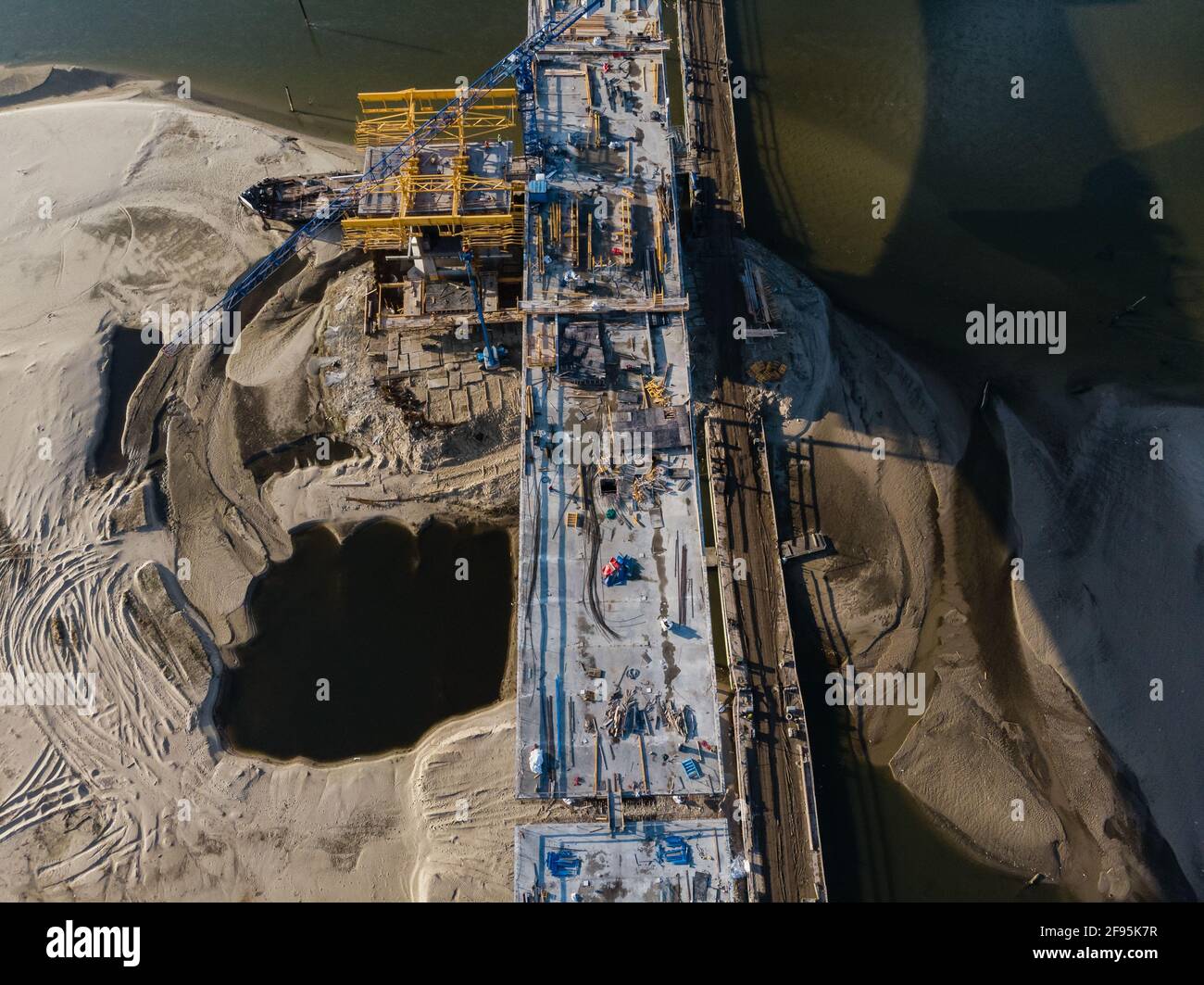 Aerial view building bridge crossing hi-res stock photography and ...