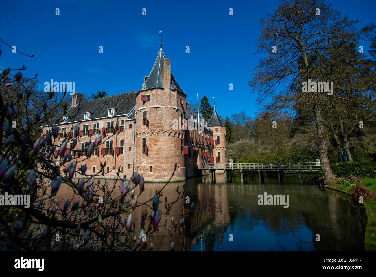 Castle Het Oude Loo in Apeldoorn, on April 16, 2021, it is a hunting ...
