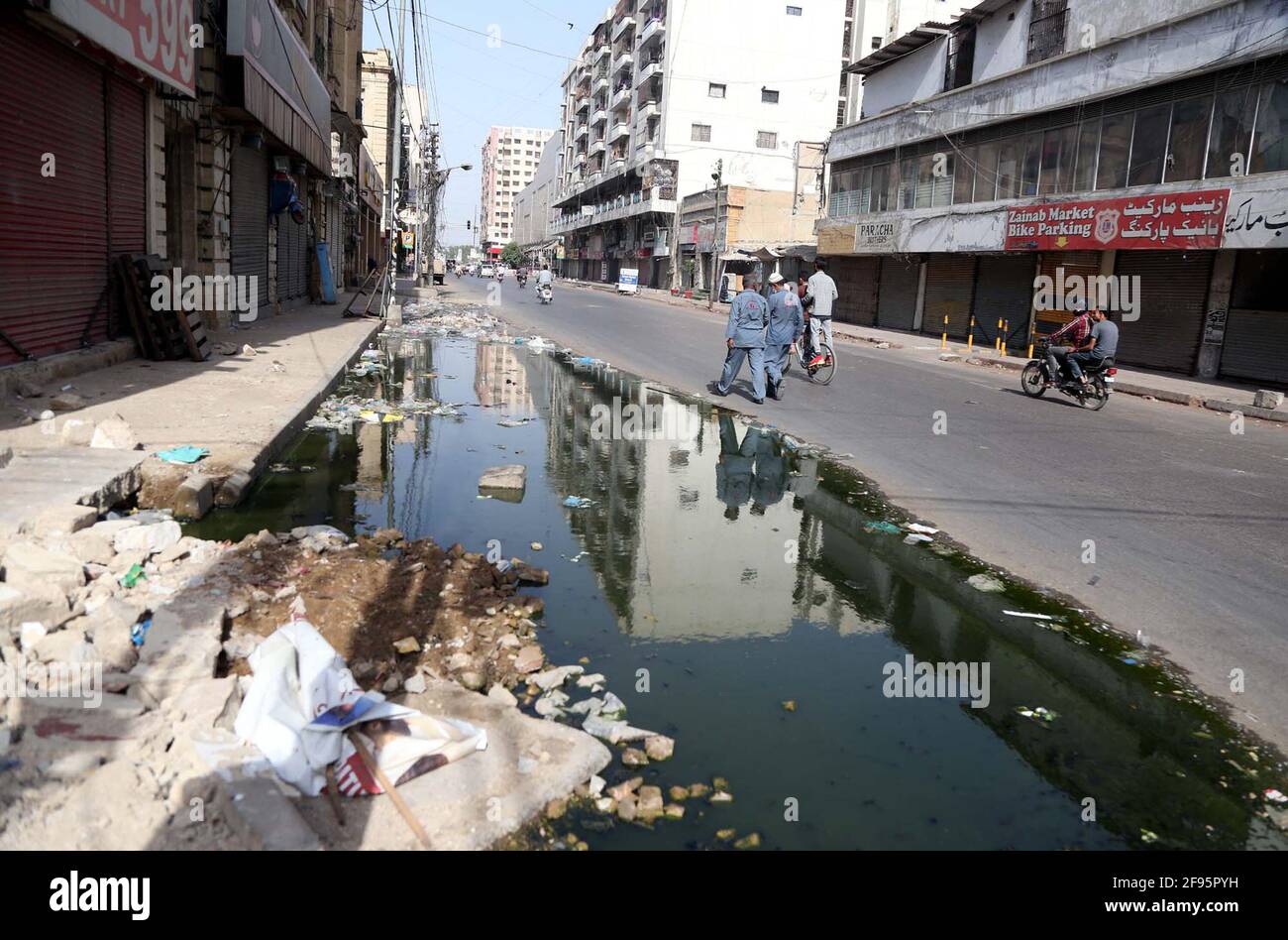 Zainab market karachi hi-res stock photography and images - Alamy