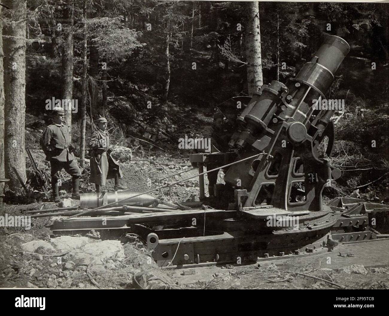 30.5 cm Skodame with soldiers of the German Alpenkorps Stock Photo - Alamy