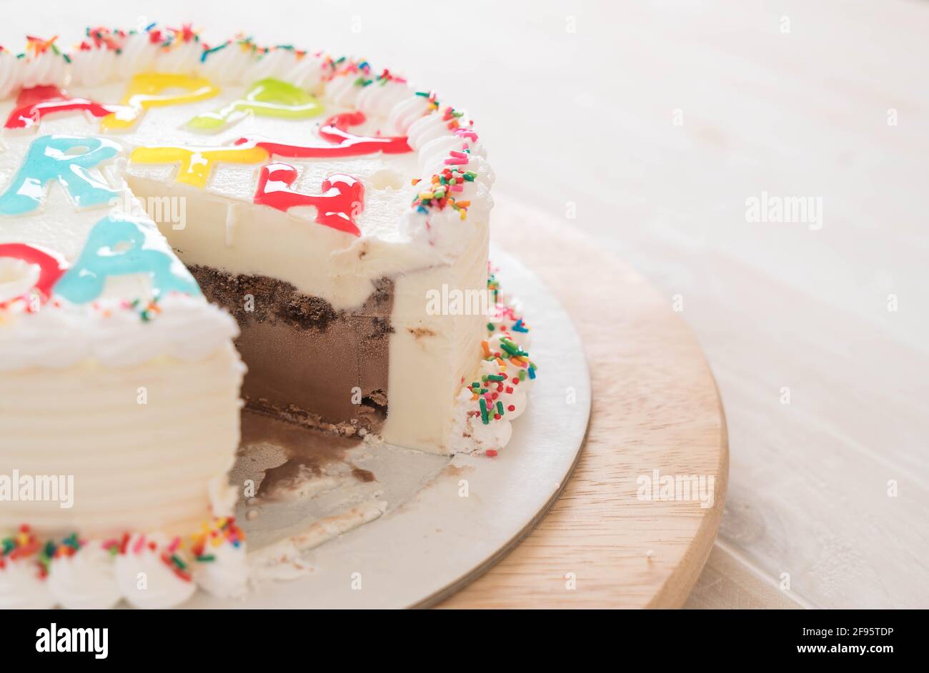 Birthday ice cream cake hi-res stock photography and images - Alamy