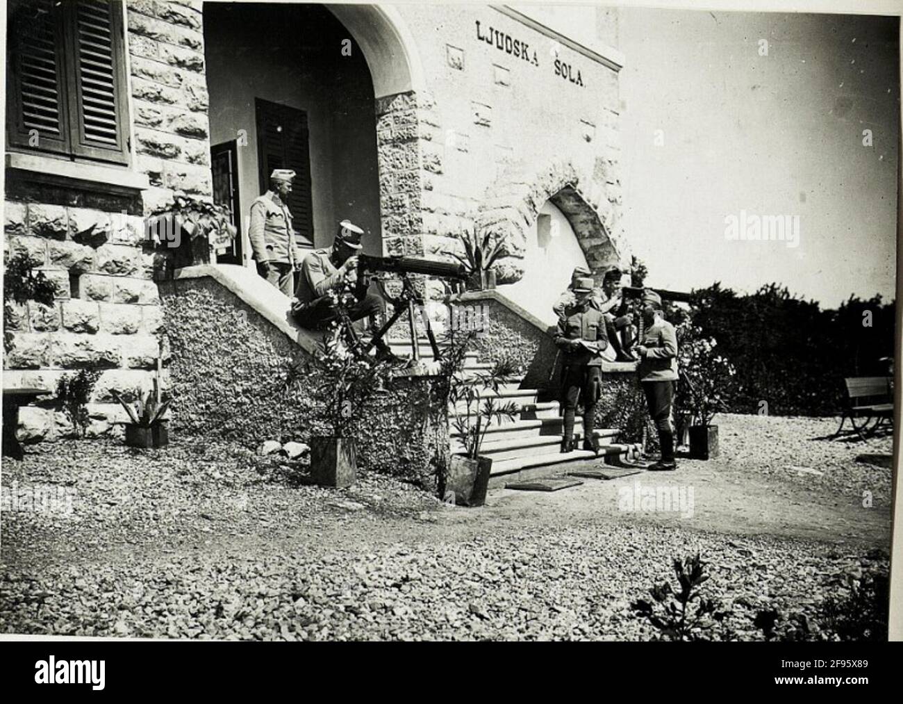 Received Italian machine guns in front of the Division Commando in ...