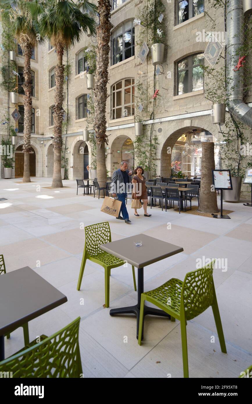 Courtyard shopping centre hi-res stock photography and images - Alamy