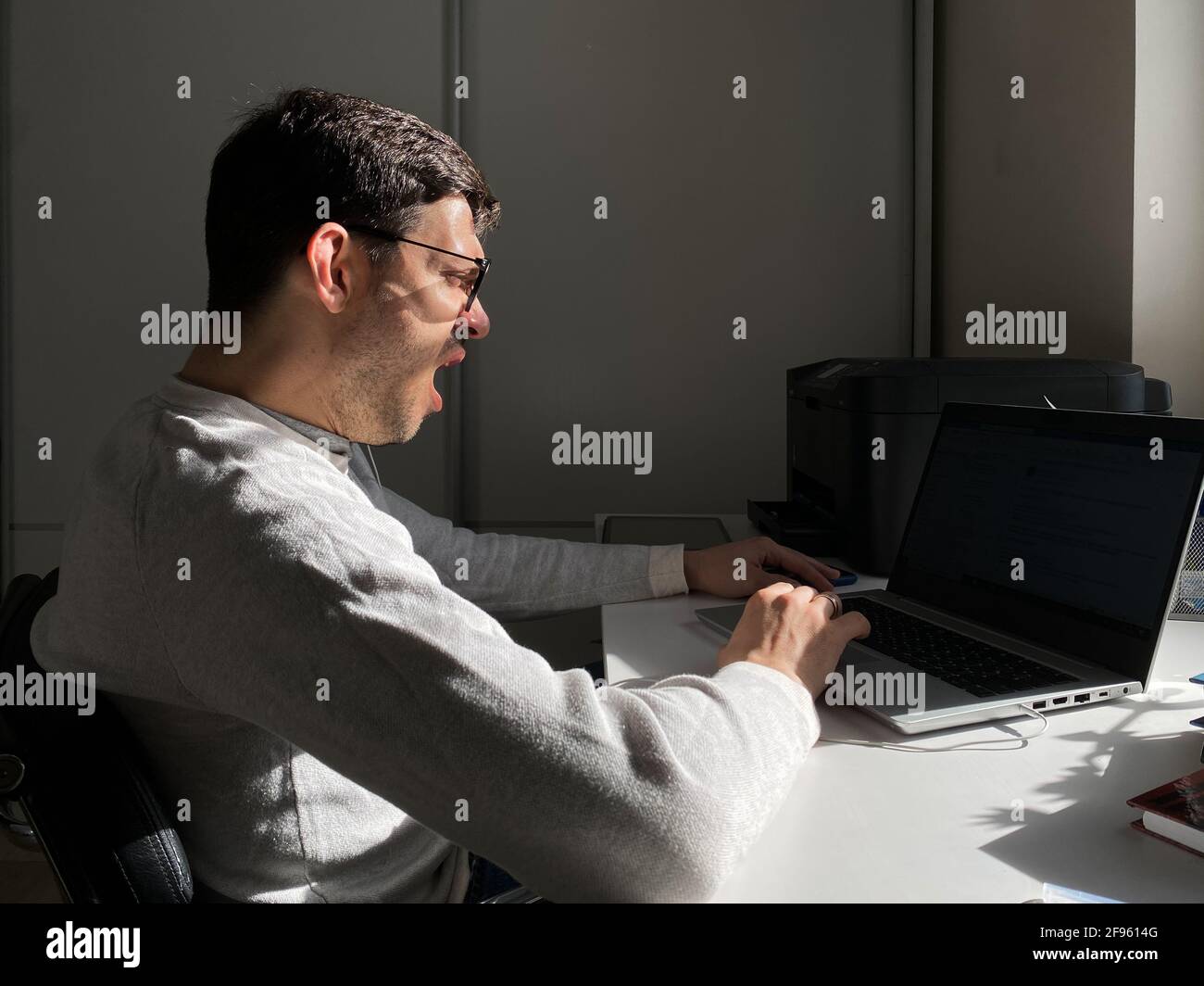 Young white man working smartphone hi-res stock photography and images ...