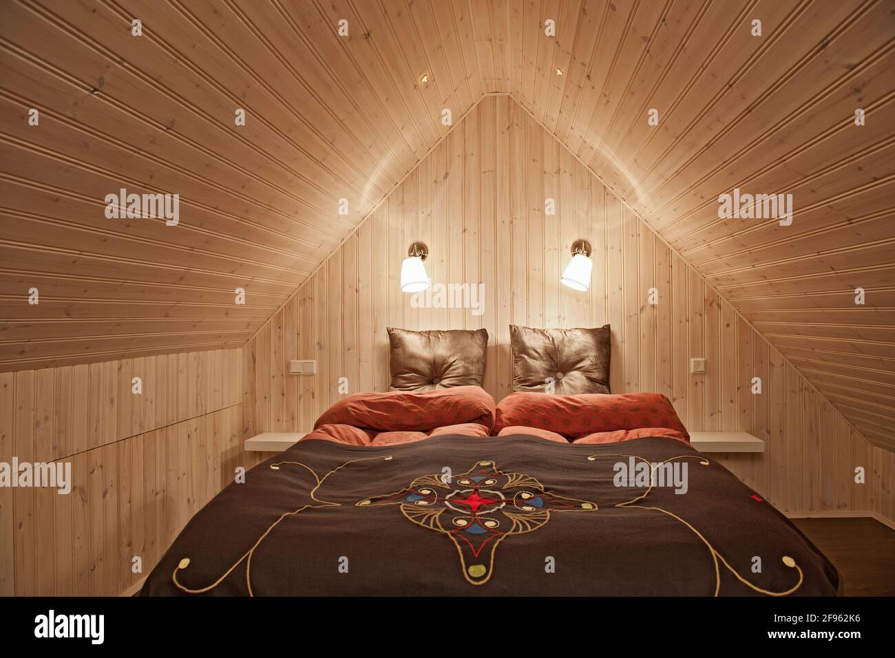 Loft bed log cabin hi-res stock photography and images - Alamy