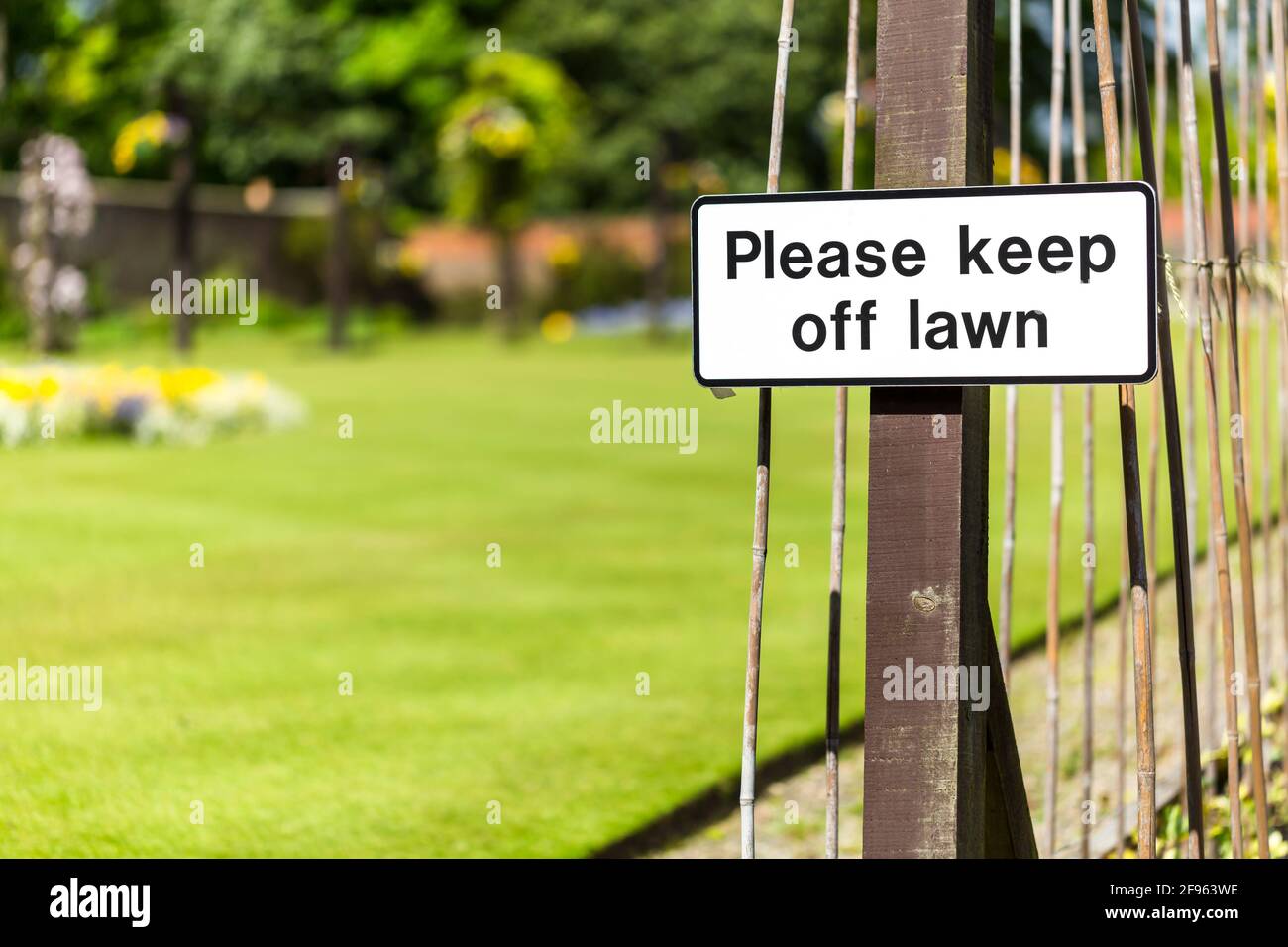 Please Keep Off Lawn Sign High Resolution Stock Photography and Images ...