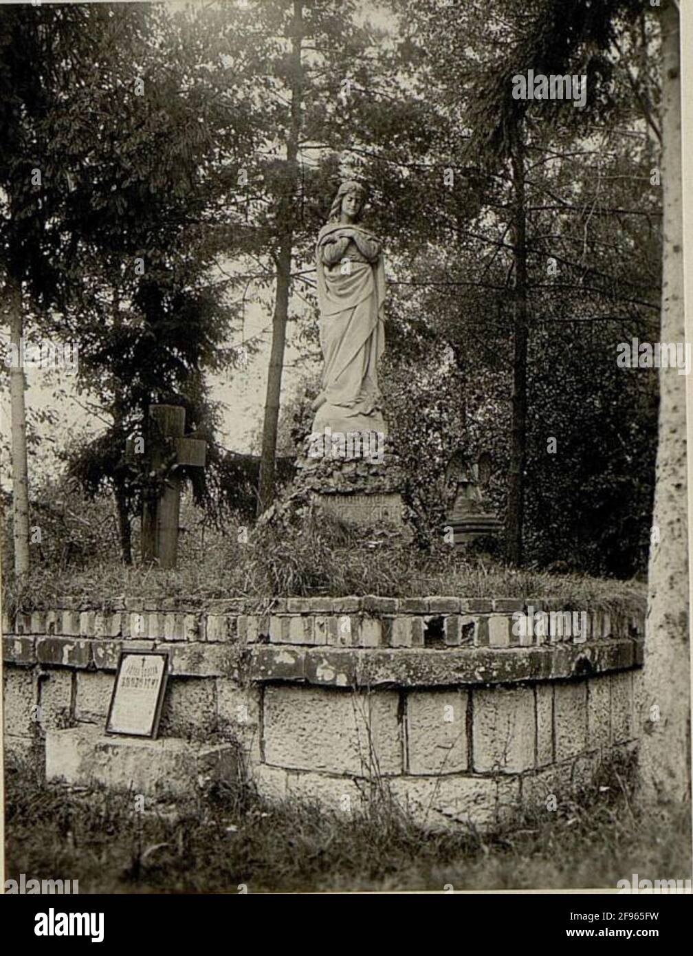 Monument to the cemetery in Zlotniki Stock Photo - Alamy