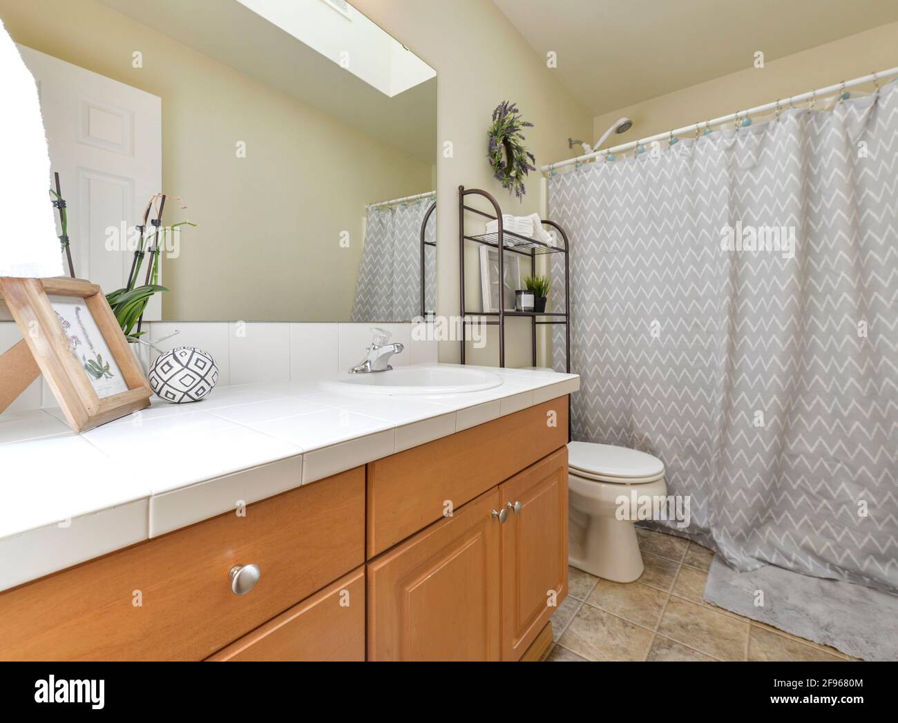 Modern residential bathroom interior Stock Photo - Alamy
