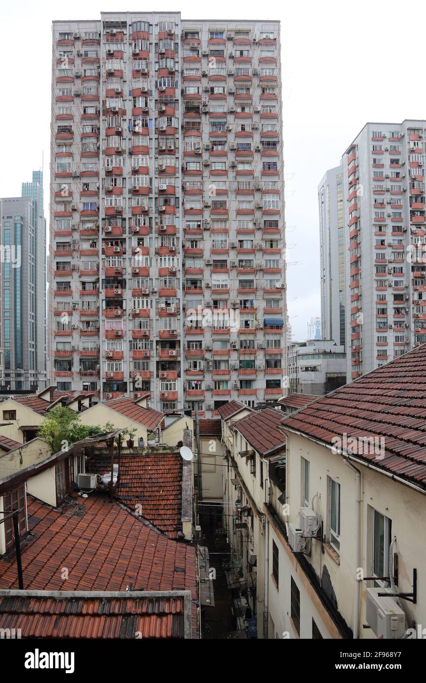 Shanghai residential tower block hi-res stock photography and images ...