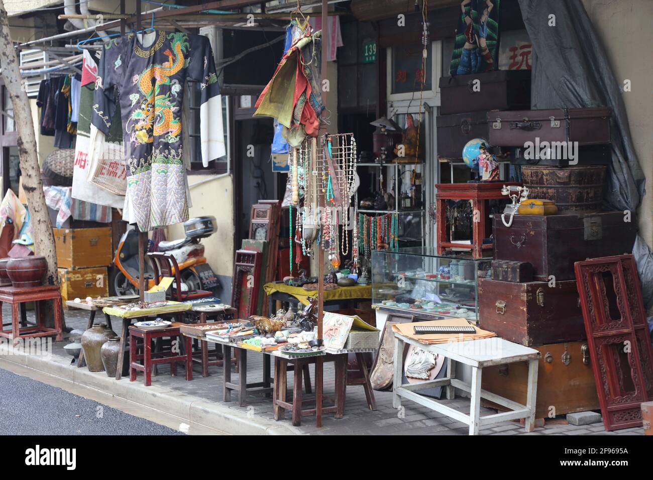 Shanghai dongtai antiques hi-res stock photography and images - Alamy