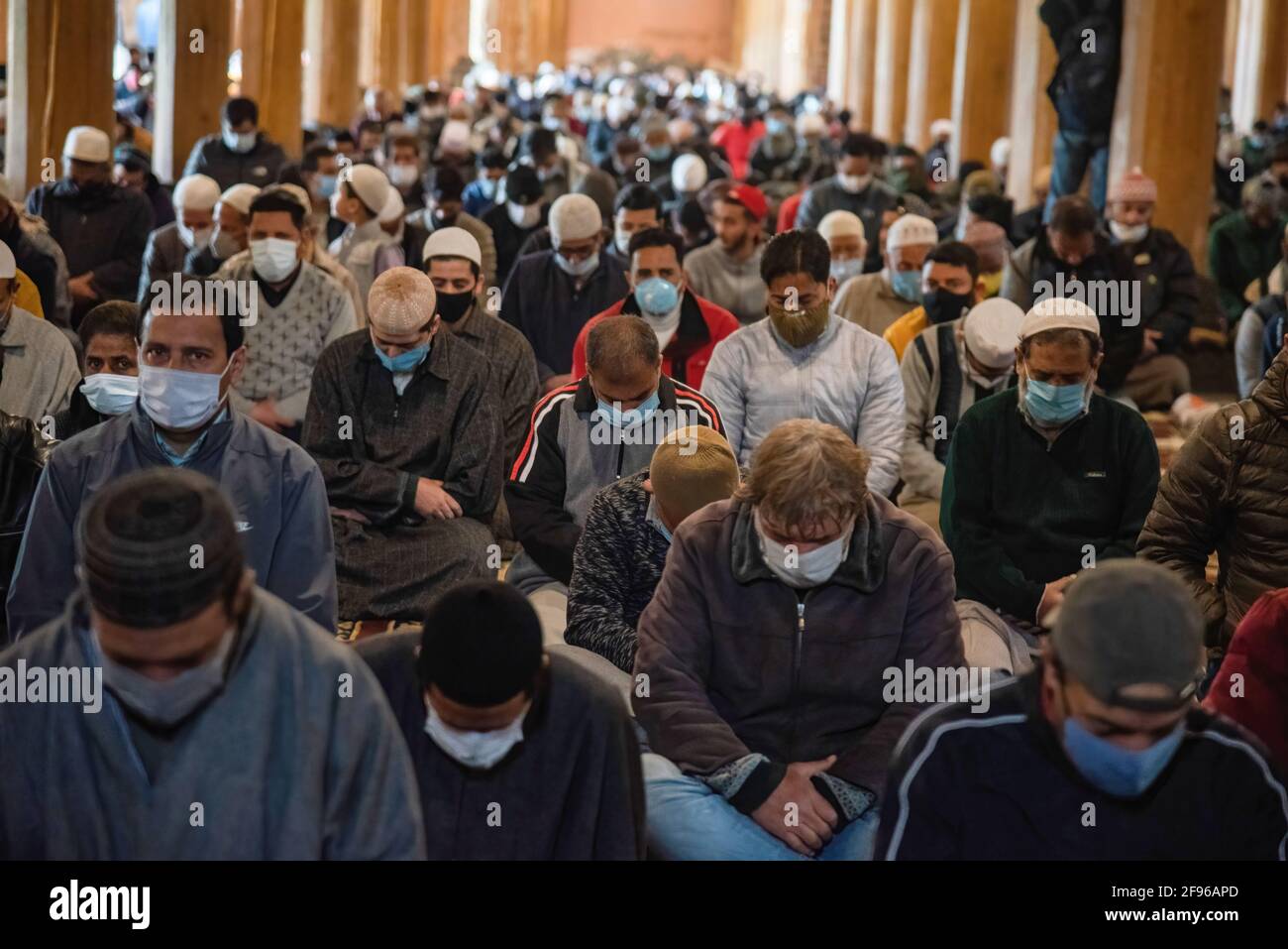Muslims wearing face masks hi-res stock photography and images - Alamy