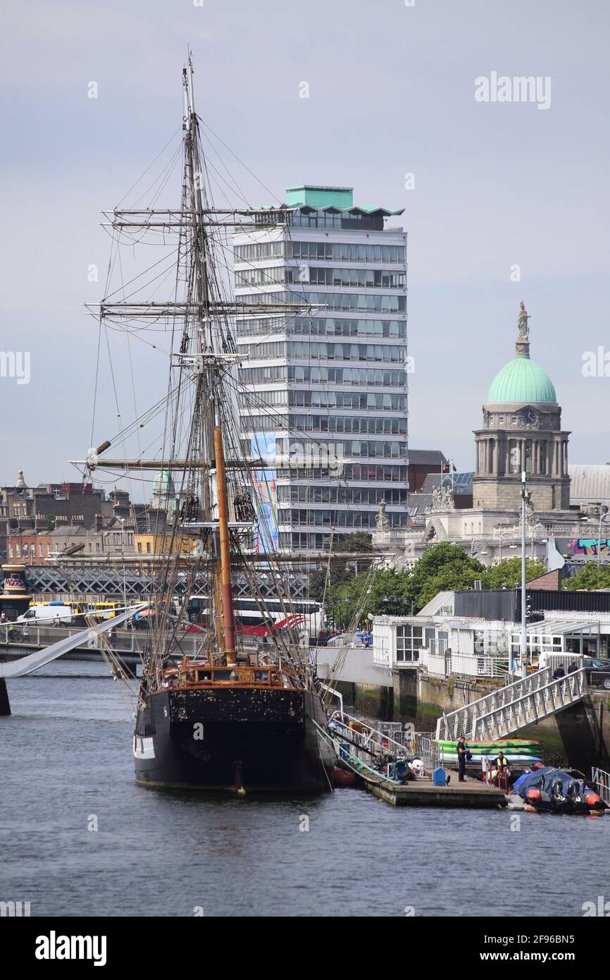 Ireland, Dublin, Liffey River N Wall Quay Docklands Stock Photo - Alamy