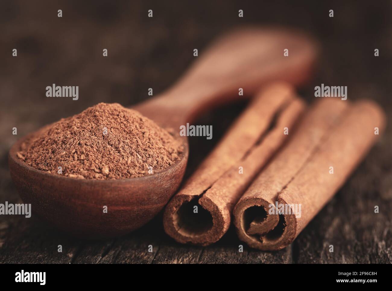 Fresh aromatic cinnamon with ground spice over white background Stock ...