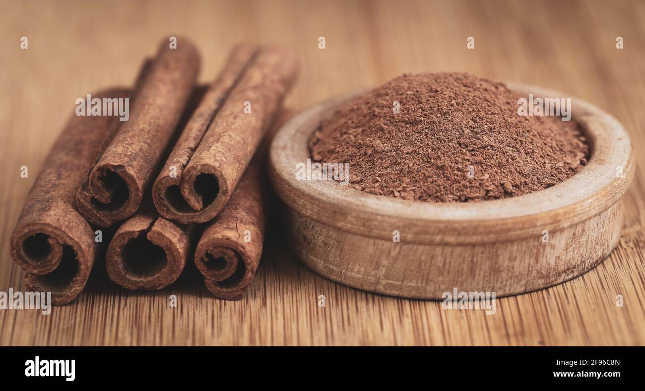 Fresh aromatic cinnamon with ground spice over white background Stock ...