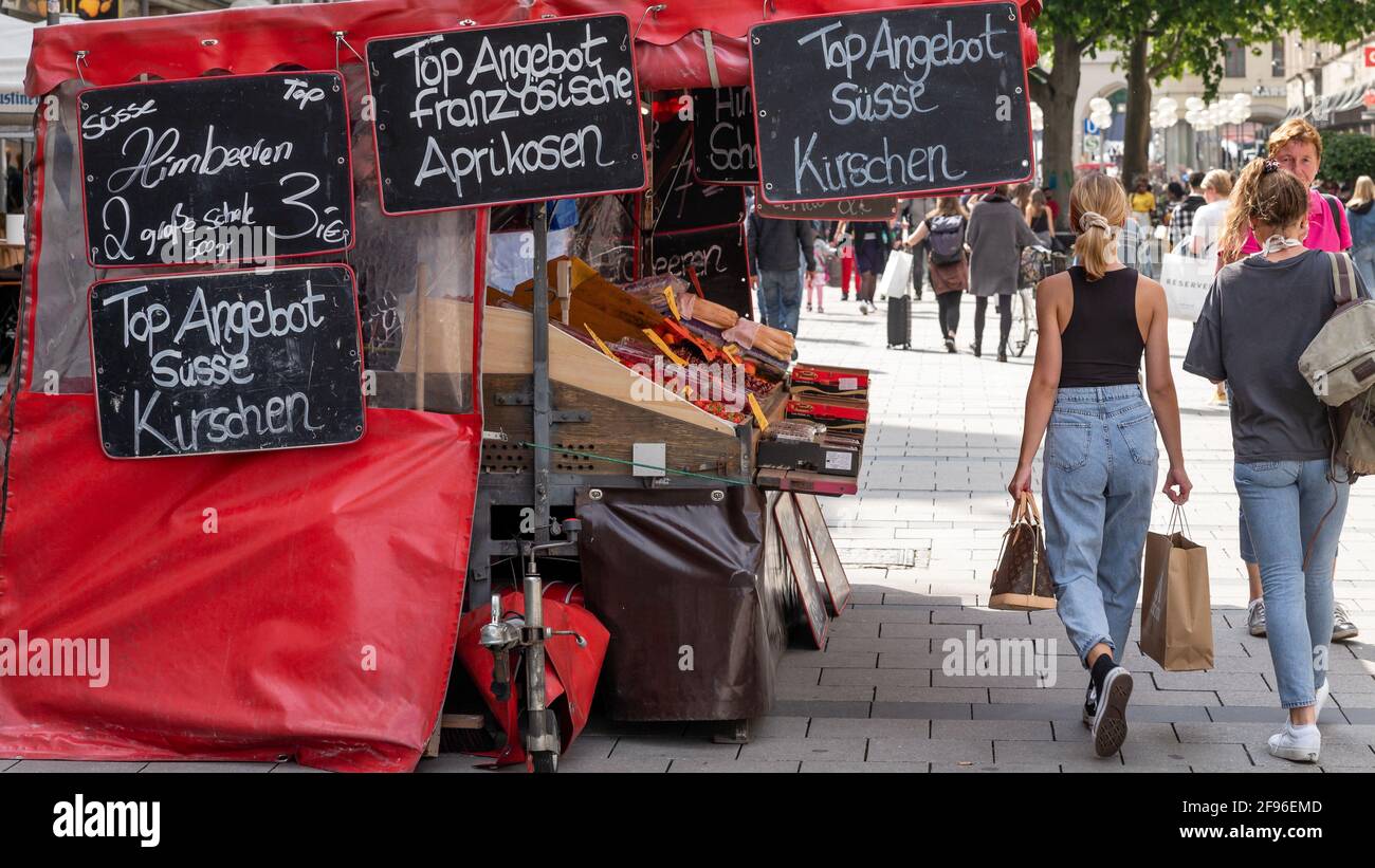 Shopping at fruit stand hi-res stock photography and images - Alamy