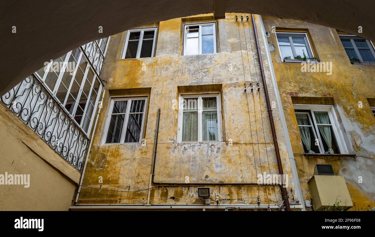 Old building courtyard hi-res stock photography and images - Alamy