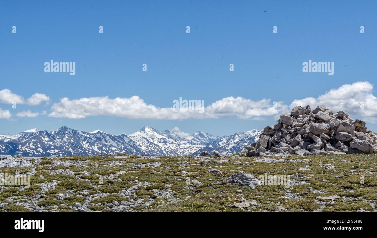 The distant mountains hi-res stock photography and images - Alamy