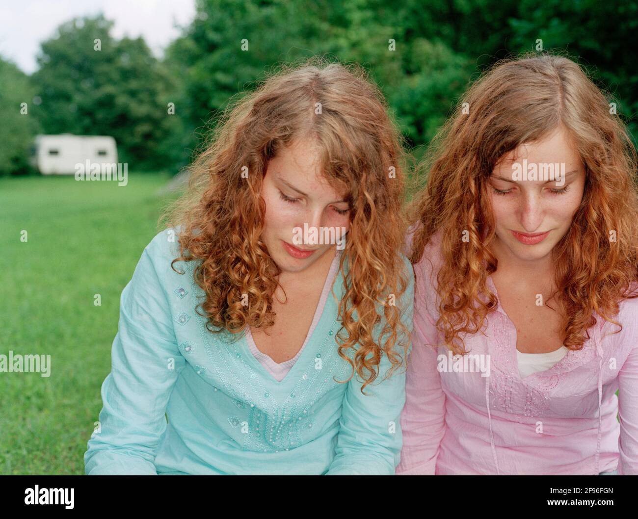 Identical twins teenagers hi-res stock photography and images - Alamy