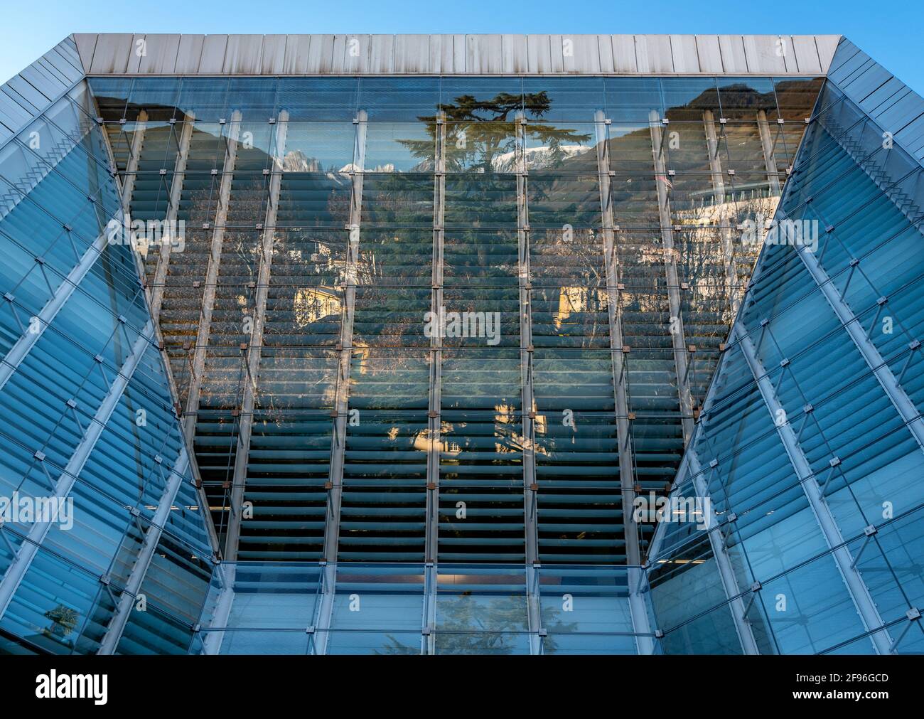 modern architecture, glass facade, window reflections, oblique lines ...