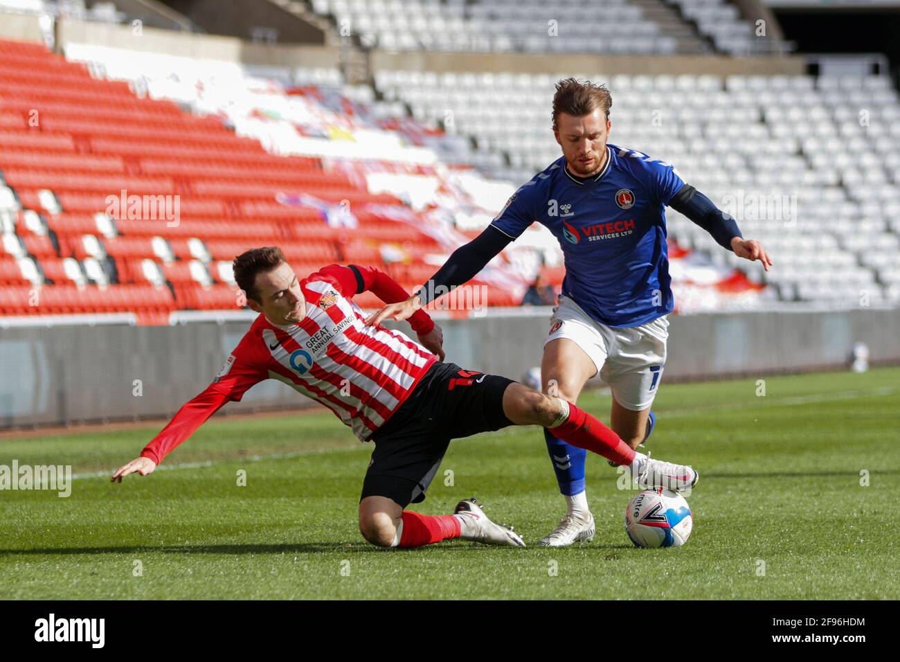 Josh Scowen of Sunderland and Alex Gilbey of Charlton Athletic ...