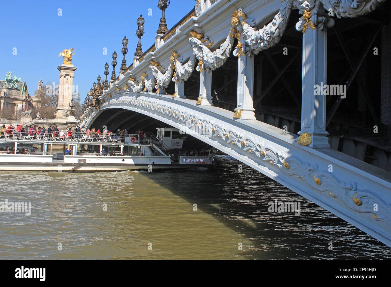 Le petit pont paris hi-res stock photography and images - Alamy
