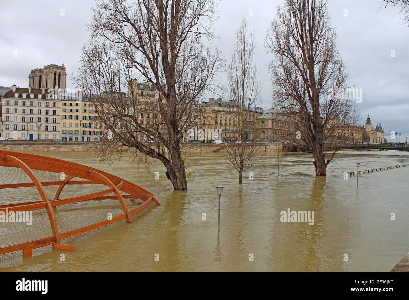 Inondations de paris hi-res stock photography and images - Alamy