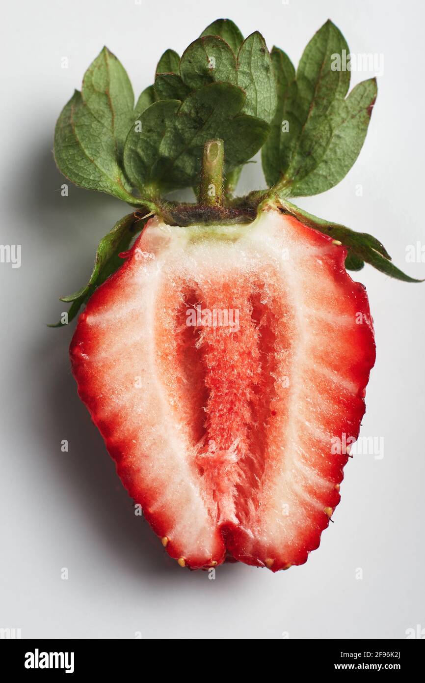 Half strawberries hi-res stock photography and images - Alamy