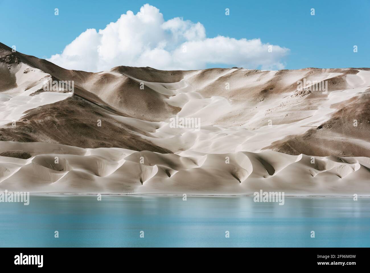 The lake and the mountains with sand dunes around it Stock Photo - Alamy