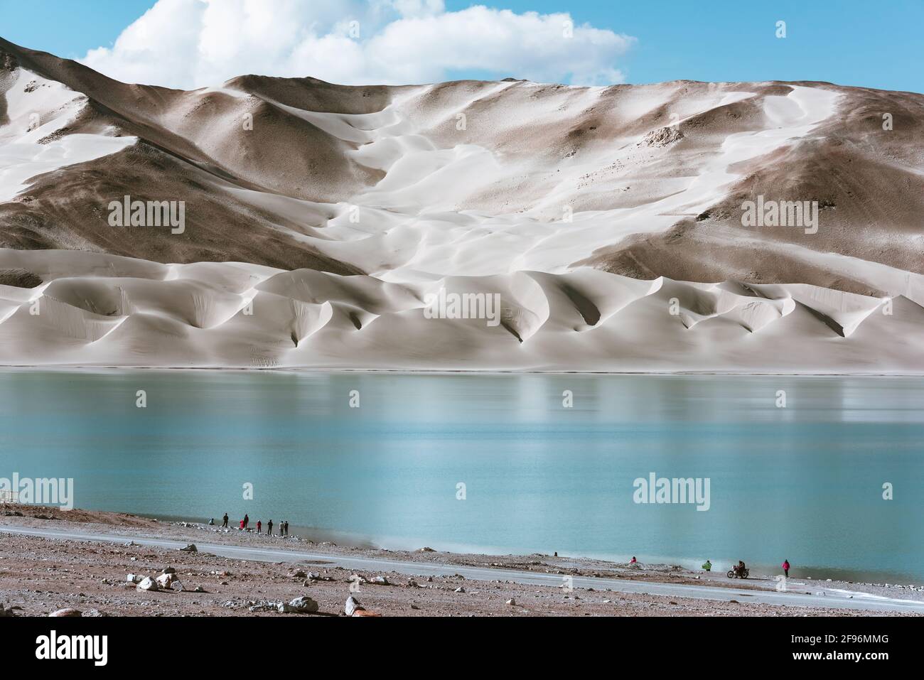 The lake and the mountains with sand dunes around it Stock Photo - Alamy