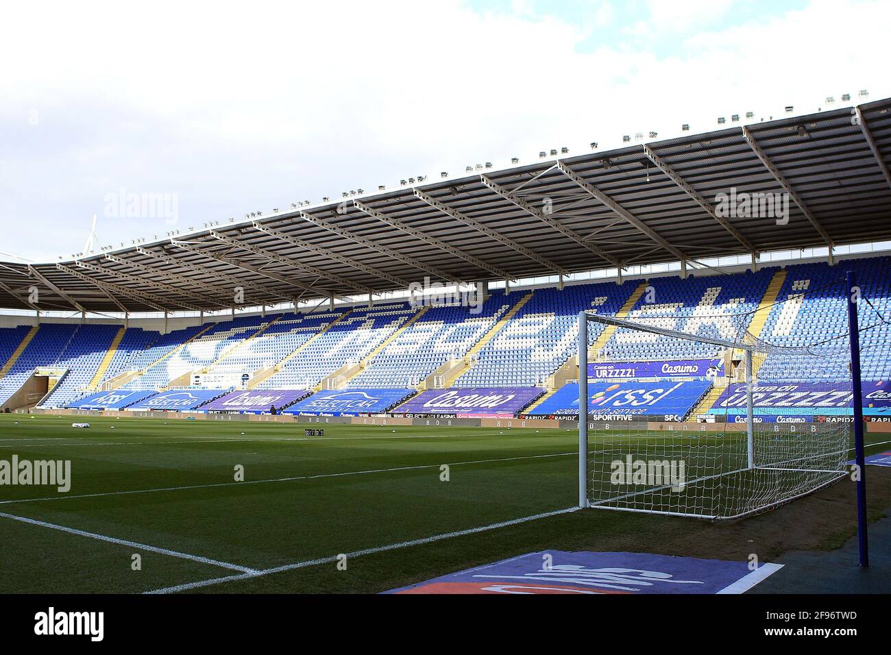 Cardiff fans inside madejski stadium hi-res stock photography and ...