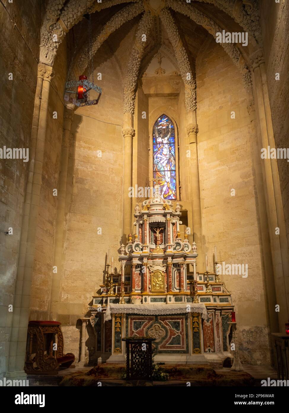 Side altar cathedral hi-res stock photography and images - Alamy