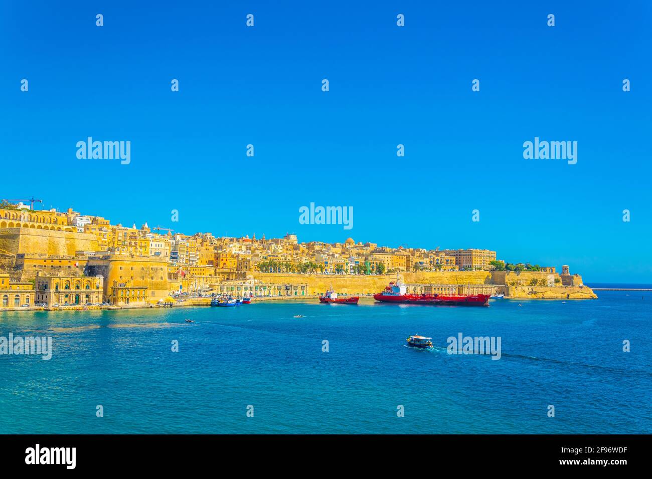 Upper and Lower barrakka gardens, victoria gate and the siege bell in ...