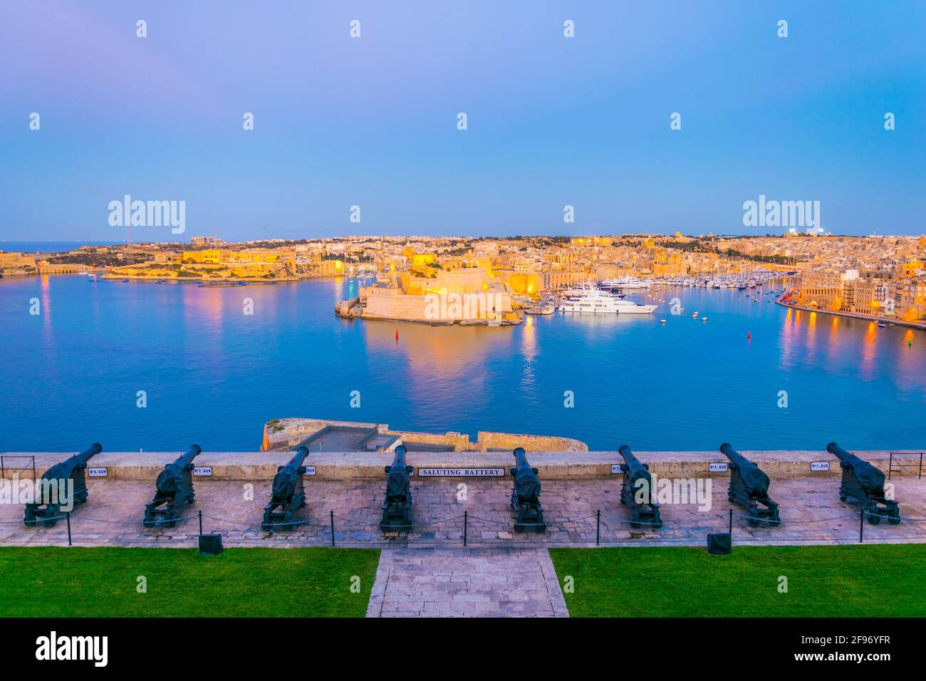 Night view of the Saluting Battery facing Birgu town with Fort st ...