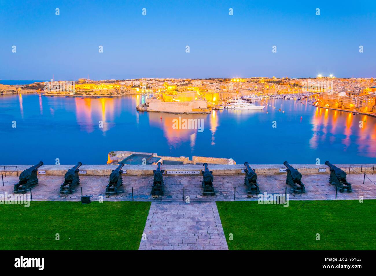 Night view of the Saluting Battery facing Birgu town with Fort st ...