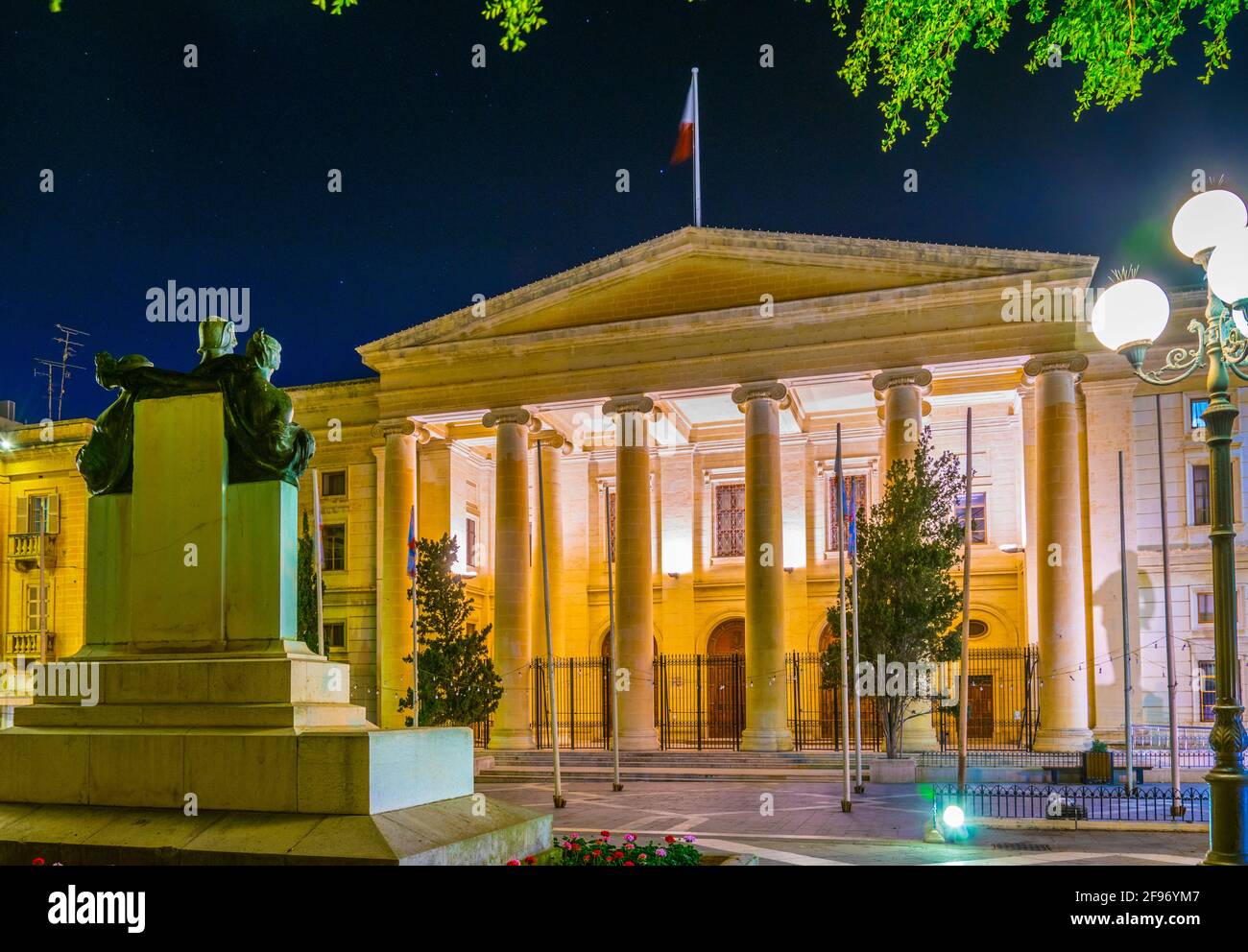 Night view of the maltese law court in Valletta Stock Photo - Alamy