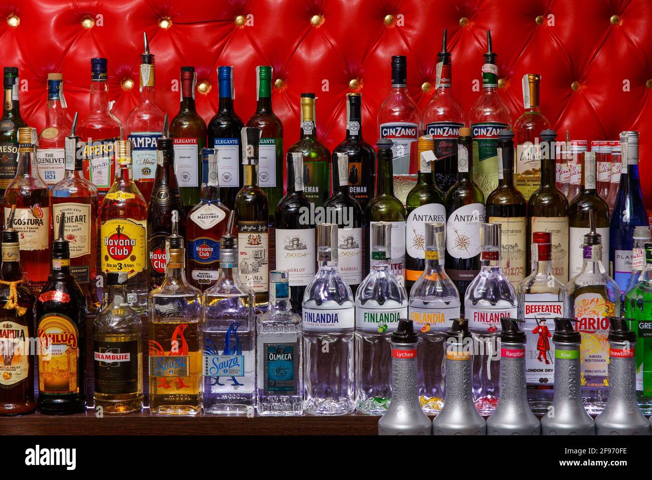 London people in a bar night nightclub hi-res stock photography and ...