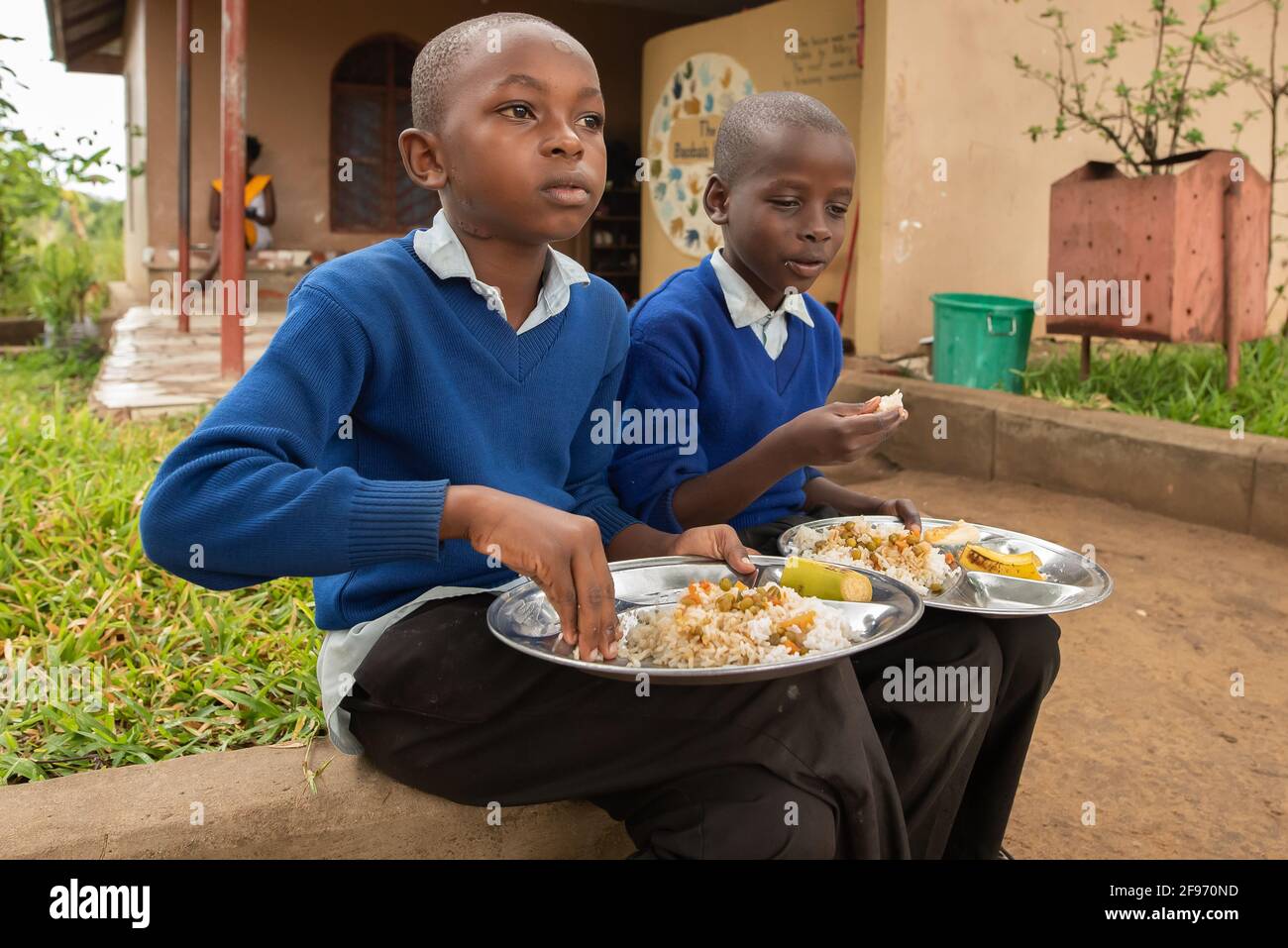 Boys eating lunch school hi-res stock photography and images - Alamy